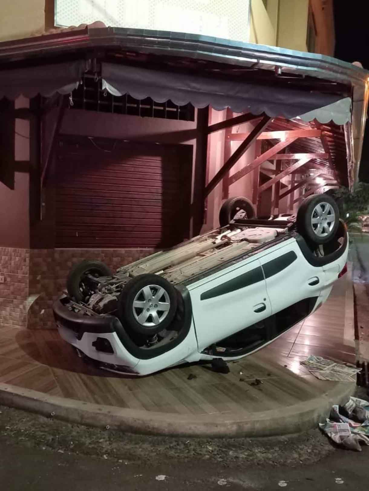 Vídeo mostra acidente que terminou com carro capotado em Ipatinga